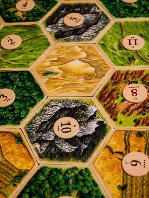 DRUŽABNA IGRA CATAN: ZAKAJ BI GA MORALI VSI IMETI DOMA? - Game Night